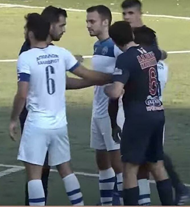 Το fair play της χρονιάς στην Ηλιούπολη: Παίκτες παρηγορούν αντίπαλο ...